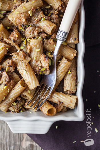 Pasta con uva, briciole di pane croccanti e pistacchi - Vegolosi.it